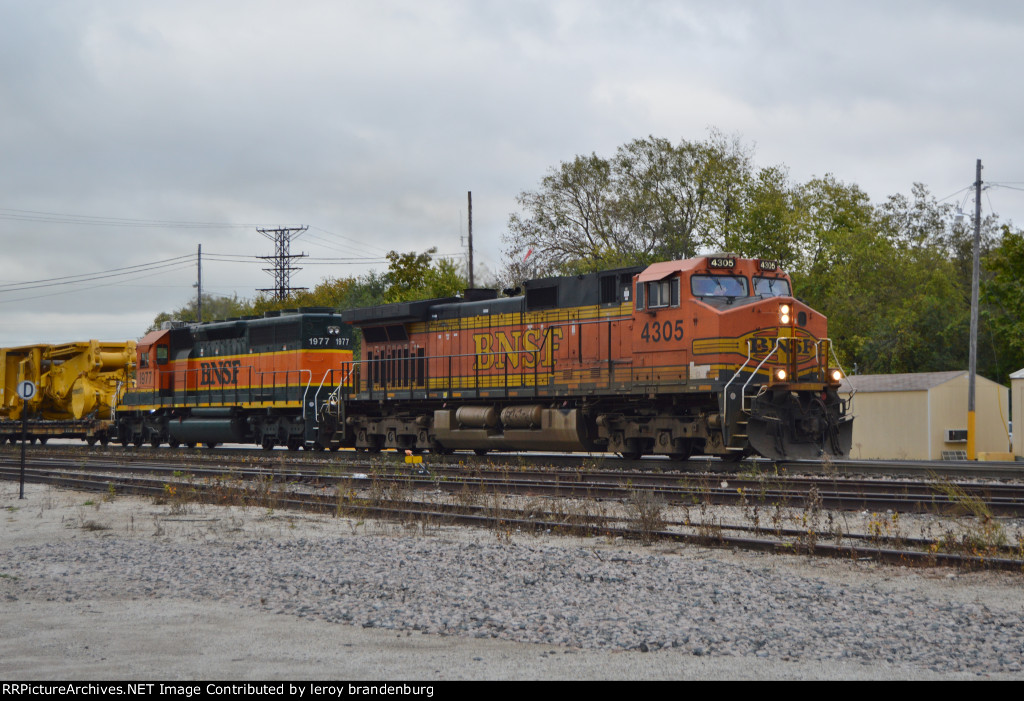 BNSF 4305 leads the GALTUL
